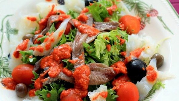 Xatonada con atún claro y anchoas del Cantábrico de Serrats